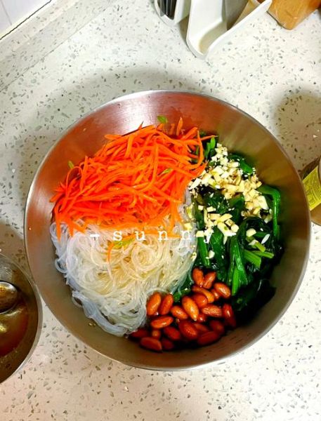 菠菜炒粉丝怎么做_菠菜炒粉丝的家常做法-第1张图片-山城妙识