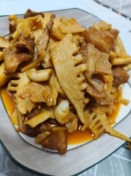 五花肉炒鲜笋怎么做_五花肉炒鲜笋需要焯水吗-第2张图片-山城妙识