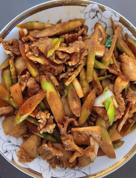 五花肉炒鲜笋怎么做_五花肉炒鲜笋需要焯水吗-第3张图片-山城妙识