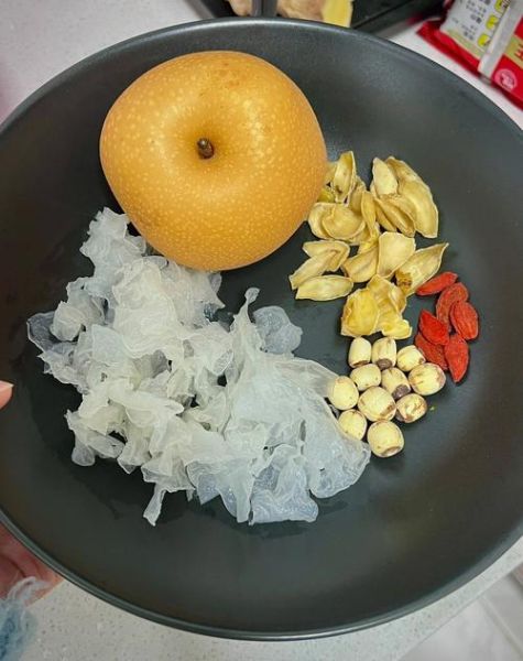 银耳雪梨汤的做法_银耳雪梨汤怎么煮才粘稠-第2张图片-山城妙识