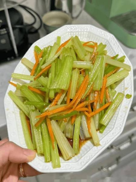 凉拌芹菜怎么做_凉拌芹菜的做法窍门-第2张图片-山城妙识 凉拌芹菜怎么做_凉拌芹菜的做法窍门-第2张图片-山城妙识