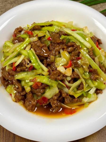 韭黄炒牛肉怎么炒才嫩_韭黄炒牛肉用哪个部位-第1张图片-山城妙识