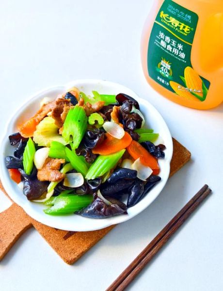 西芹炒百合怎么做_西芹炒百合要不要焯水-第1张图片-山城妙识 西芹炒百合怎么做_西芹炒百合要不要焯水-第1张图片-山城妙识