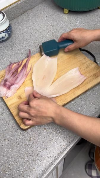 鱿鱼怎么切_鱿鱼切花刀技巧-第3张图片-山城妙识