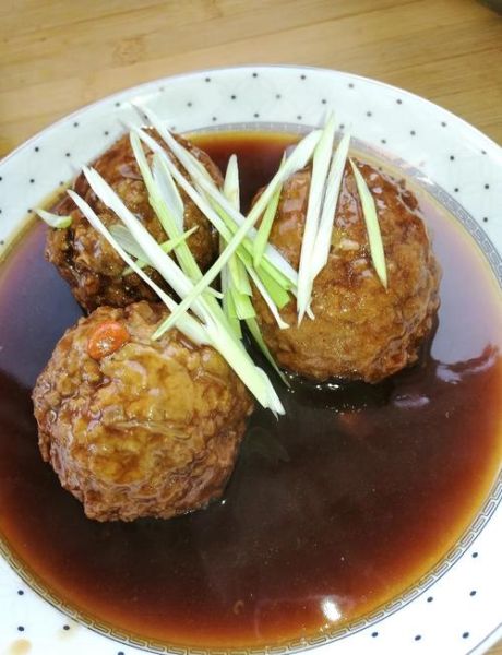 红烧狮子头怎么做_家常红烧狮子头做法视频详解-第1张图片-山城妙识 红烧狮子头怎么做_家常红烧狮子头做法视频详解-第1张图片-山城妙识