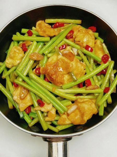 蒜薹炒鸡蛋怎么炒好吃_蒜薹炒鸡蛋家常做法-第1张图片-山城妙识