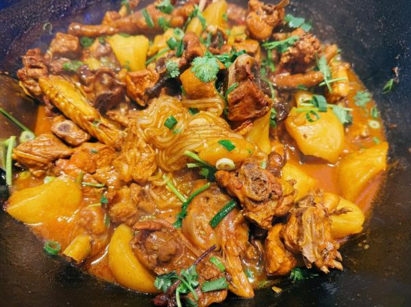 东北小鸡炖蘑菇粉条怎么做_正宗做法-第1张图片-山城妙识 东北小鸡炖蘑菇粉条怎么做_正宗做法-第1张图片-山城妙识