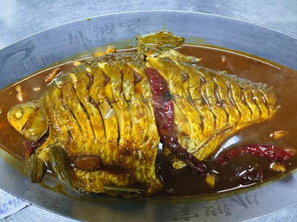 如何炖鱼不粘锅不碎_炖鱼完整不破的秘诀-第3张图片-山城妙识