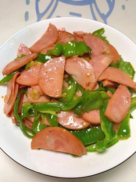 青椒炒火腿肠怎么炒好吃_火腿肠炒青椒的家常做法-第1张图片-山城妙识