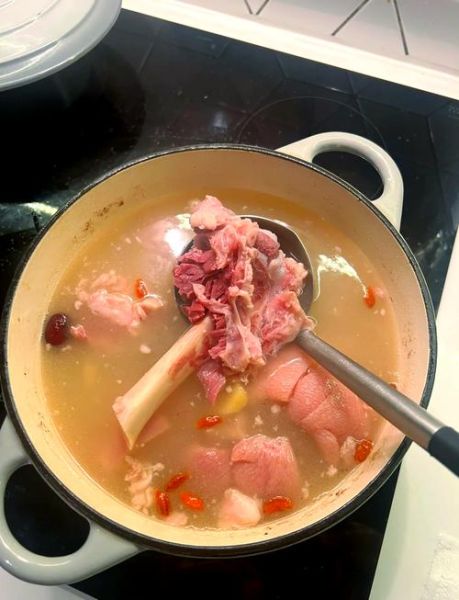 白水煮猪肘子怎么做_猪肘子焯水多久去腥-第2张图片-山城妙识