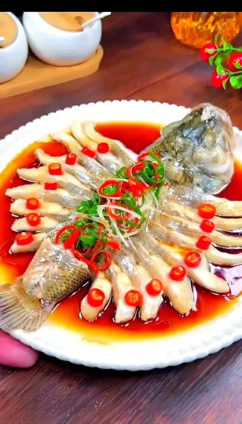 清蒸鲤鱼怎么做最正宗_清蒸鲤鱼的做法步骤详解-第2张图片-山城妙识