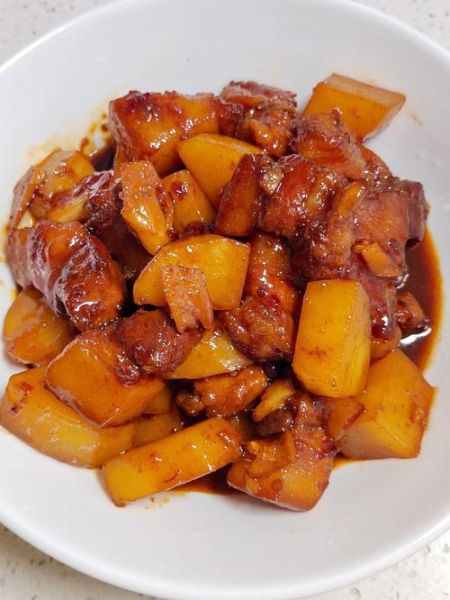 红烧肉炒土豆怎么做_红烧肉炒土豆先炒哪个-第1张图片-山城妙识