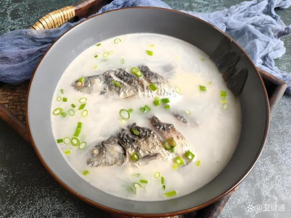 炖鱼汤放什么调料_鱼汤去腥提鲜秘诀-第3张图片-山城妙识