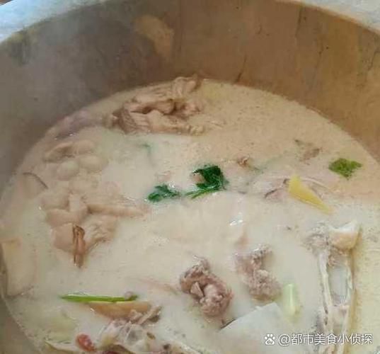 炖鱼汤放什么调料_鱼汤去腥提鲜秘诀-第2张图片-山城妙识