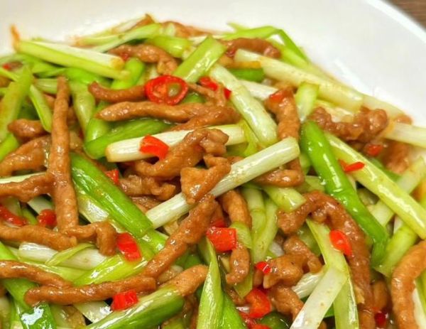 韭黄肉丝怎么炒好吃_韭黄炒肉丝的秘诀-第1张图片-山城妙识 韭黄肉丝怎么炒好吃_韭黄炒肉丝的秘诀-第1张图片-山城妙识