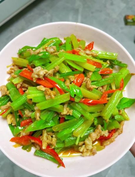 芹菜炒肉怎么炒才嫩_芹菜炒肉用焯水吗-第1张图片-山城妙识