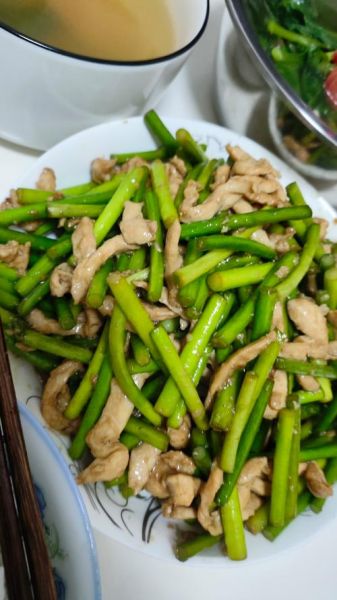 蒜苔炒肉丝怎么炒才嫩_蒜苔炒肉丝要不要焯水-第1张图片-山城妙识