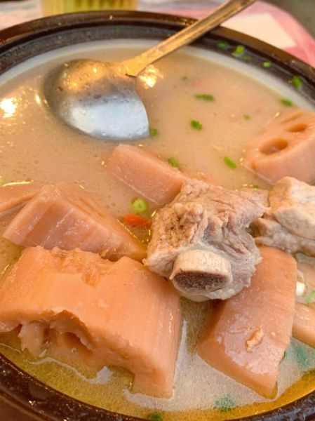 夏天煲莲藕汤放什么汤料_莲藕汤搭配什么清热解暑-第2张图片-山城妙识