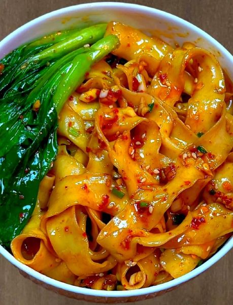 油泼面怎么做才正宗_油泼面家常做法视频教程-第2张图片-山城妙识