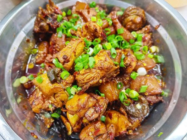 芋头烧鸡怎么做_川菜芋头烧鸡正宗做法-第1张图片-山城妙识