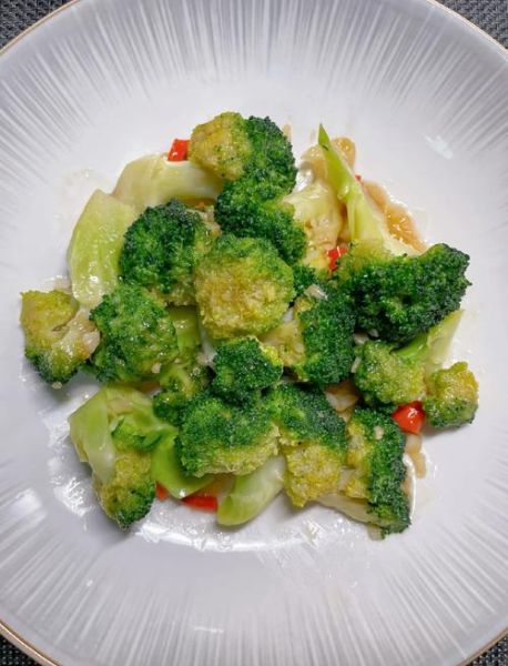 蒜蓉西兰花怎么炒才翠绿_蒜蓉西兰花焯水几分钟-第3张图片-山城妙识