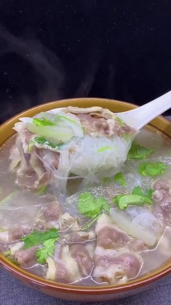 羊肉冬瓜粉丝汤怎么做_冬瓜粉丝汤去膻技巧-第1张图片-山城妙识