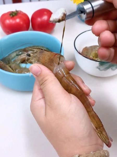 虾线怎么挑出来图解_虾线挑不干净怎么办-第2张图片-山城妙识 虾线怎么挑出来图解_虾线挑不干净怎么办-第2张图片-山城妙识