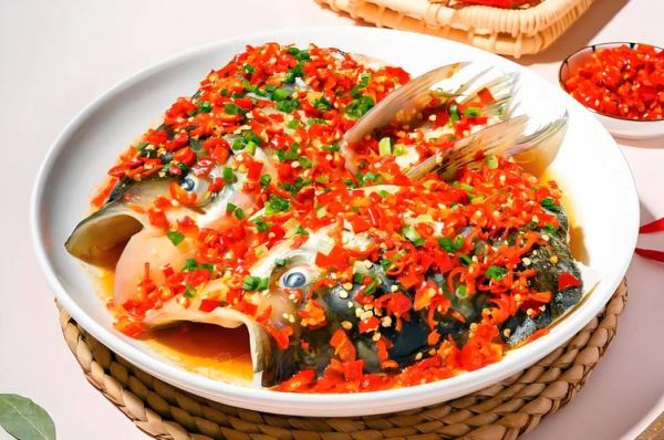 剁椒鱼头怎么做才正宗_湘菜剁椒鱼头详细步骤-第2张图片-山城妙识