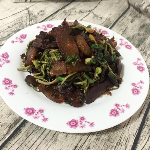 香椿芽炒肉怎么做_香椿芽炒肉用焯水吗-第3张图片-山城妙识