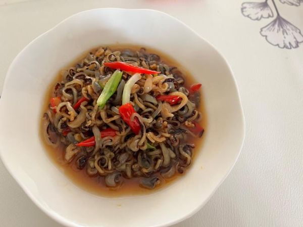 凉拌海蜇皮用热水烫吗_海蜇皮焯水温度-第2张图片-山城妙识