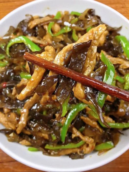 青椒炒木耳怎么做_青椒炒木耳热量高吗-第1张图片-山城妙识