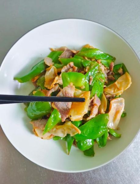 青椒炒木耳怎么做_青椒炒木耳热量高吗-第2张图片-山城妙识