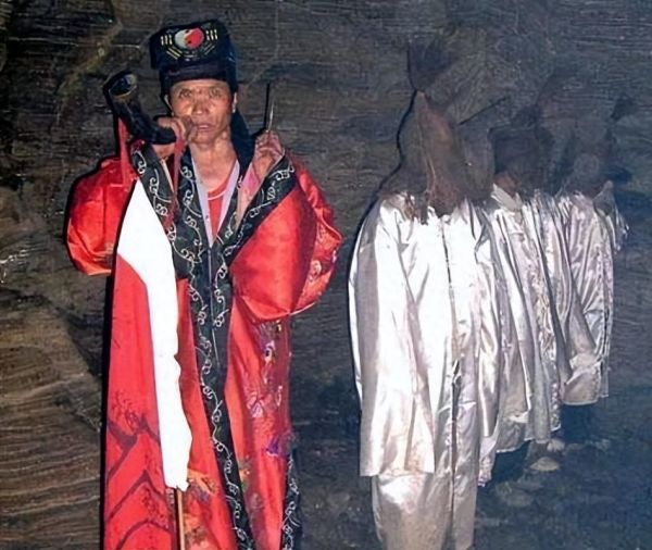 湘西赶尸是真的吗_湘西赶尸原理揭秘-第1张图片-山城妙识