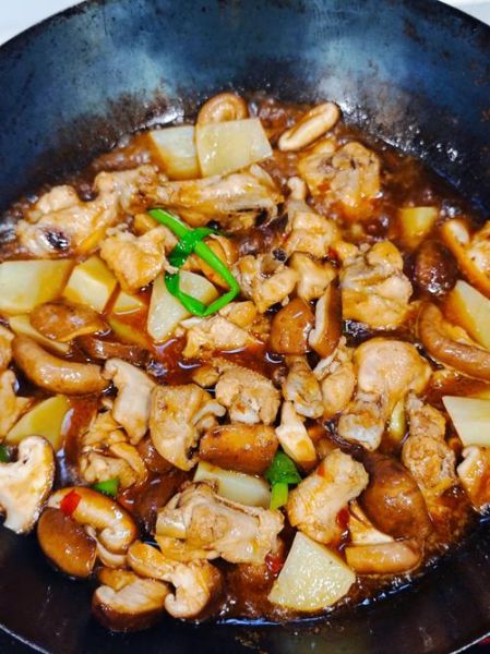 香菇土豆炖鸡肉怎么做_香菇土豆炖鸡肉的家常做法-第1张图片-山城妙识