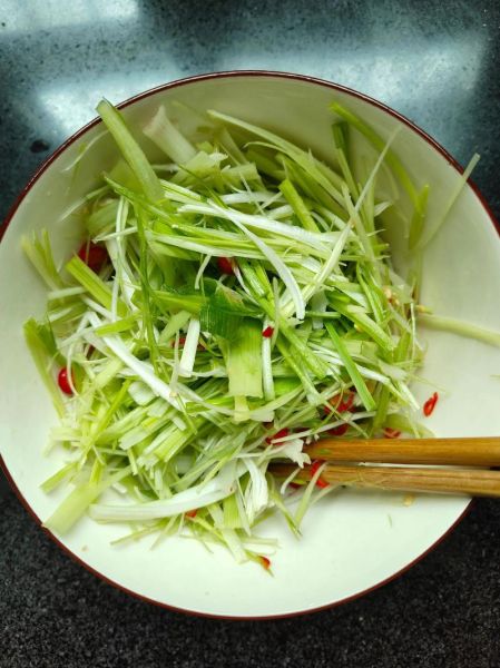 凉拌蒜苗丝怎么做好吃_家常做法窍门-第1张图片-山城妙识