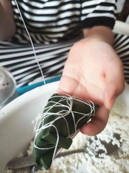 包粽子照片怎么拍_粽子照片构图技巧-第1张图片-山城妙识