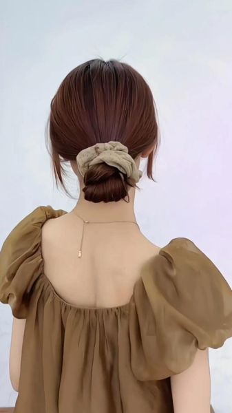 丸子头怎么扎简单好看_一根皮筋就能搞定-第1张图片-山城妙识