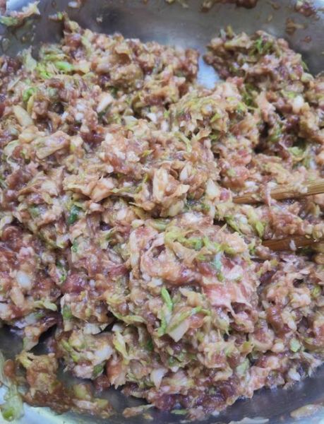 大葱猪肉饺子怎么调馅好吃_大葱猪肉饺子馅要不要打水-第1张图片-山城妙识