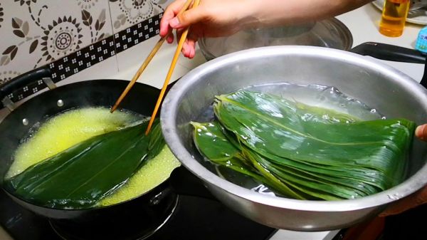 新鲜粽叶要不要用水煮_粽叶煮多久才够-第1张图片-山城妙识