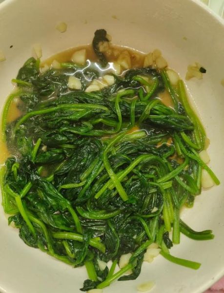 炒菠菜怎么炒才好吃_炒菠菜要不要焯水-第1张图片-山城妙识
