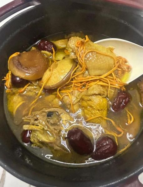 虫草花跟什么煲汤最好_虫草花煲汤最佳搭配-第2张图片-山城妙识