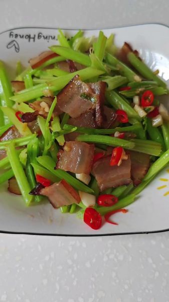 西芹腊肉怎么炒好吃窍门_西芹腊肉炒多久才脆嫩-第1张图片-山城妙识