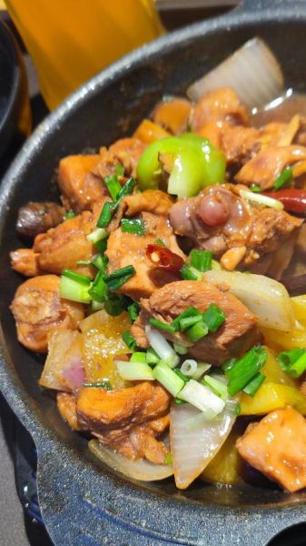 黄焖鸡米饭怎么做_正宗黄焖鸡米饭做法-第1张图片-山城妙识 黄焖鸡米饭怎么做_正宗黄焖鸡米饭做法-第1张图片-山城妙识