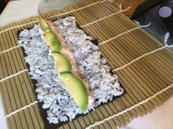 寿司怎么卷得紧_卷寿司不散的技巧-第1张图片-山城妙识