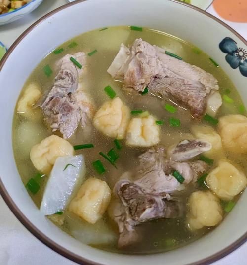 炖骨头汤怎么炖才白_骨头汤熬多久最香-第1张图片-山城妙识 炖骨头汤怎么炖才白_骨头汤熬多久最香-第1张图片-山城妙识