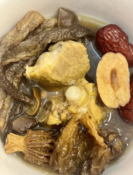 排骨香菇汤怎么炖好喝_排骨香菇汤需要焯水吗-第1张图片-山城妙识