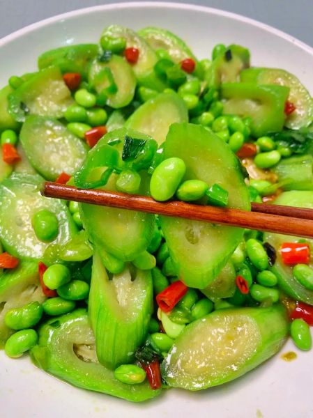 丝瓜炒毛豆怎么做_丝瓜炒毛豆要不要焯水-第1张图片-山城妙识