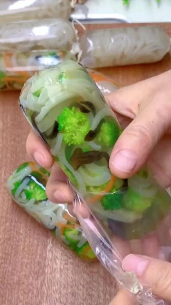 肉皮冻怎么做能清澈透明_猪皮冻怎么熬不浑浊-第2张图片-山城妙识