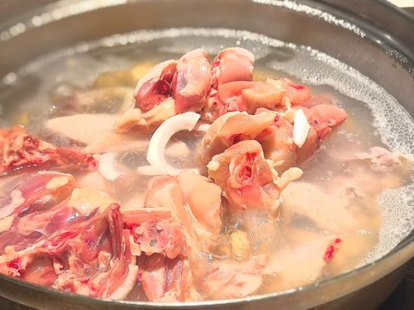 椰子鸡火锅用什么鸡_正宗椰子鸡选鸡攻略-第3张图片-山城妙识 椰子鸡火锅用什么鸡_正宗椰子鸡选鸡攻略-第3张图片-山城妙识