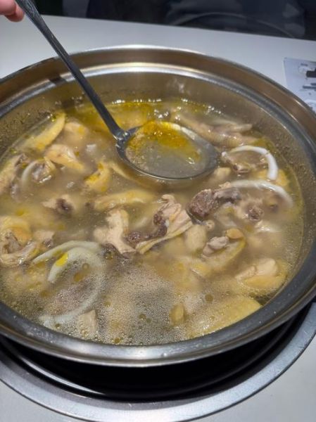 椰子鸡火锅用什么鸡_正宗椰子鸡选鸡攻略-第1张图片-山城妙识 椰子鸡火锅用什么鸡_正宗椰子鸡选鸡攻略-第1张图片-山城妙识